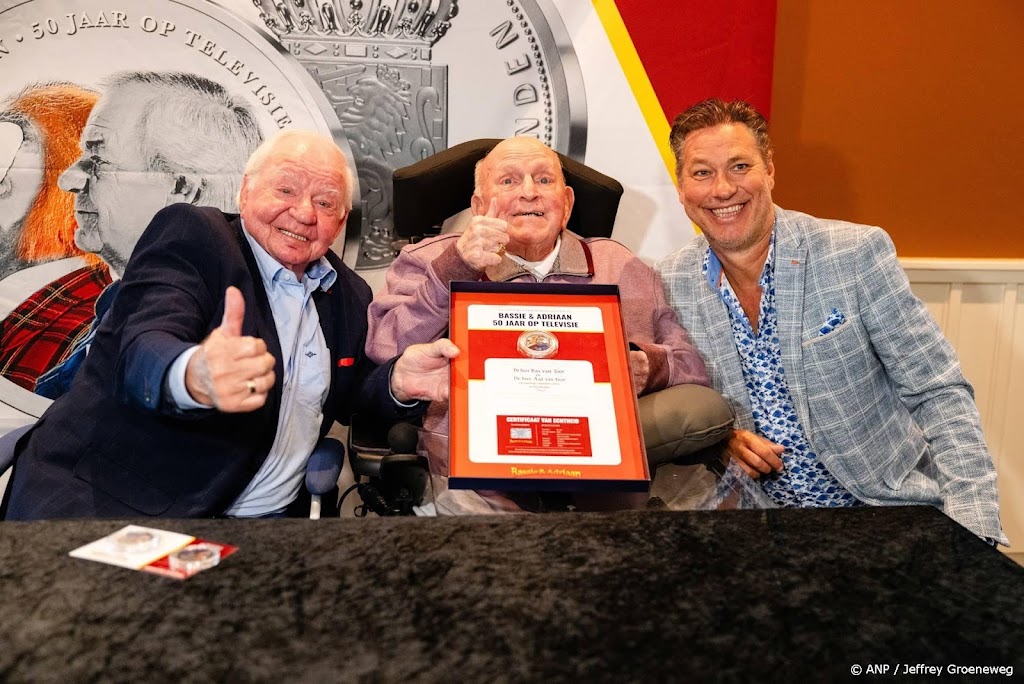 Bassie en Adriaan ontvangen speciale munt voor tv-jubileum
