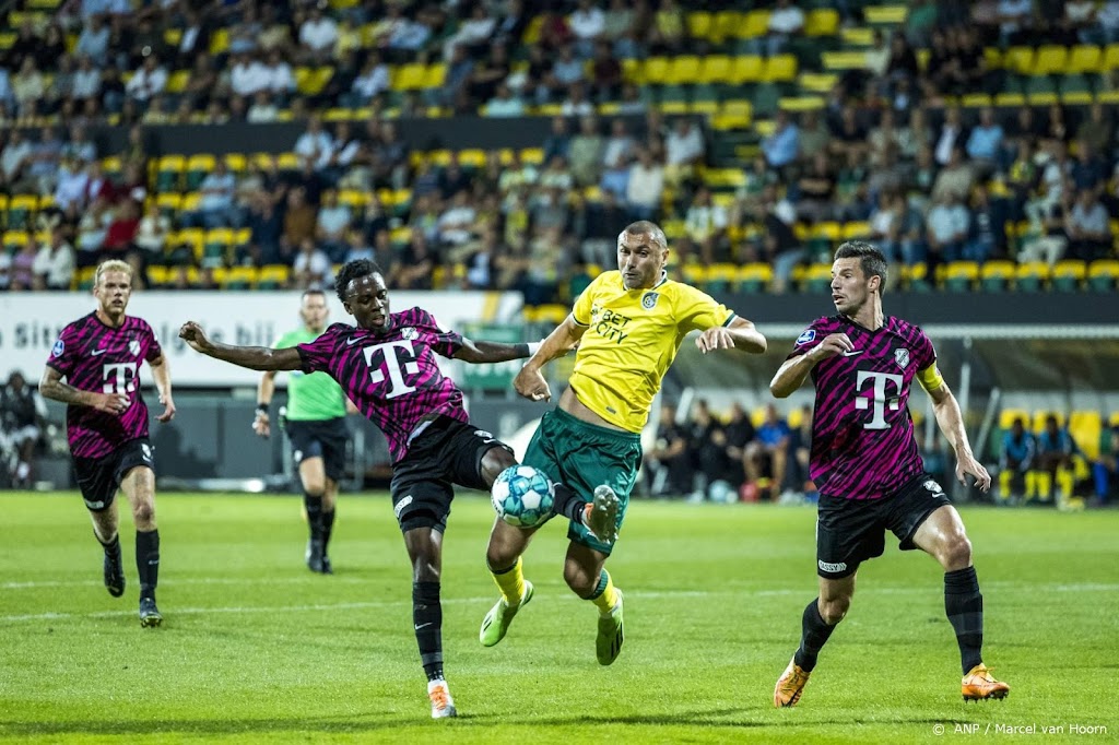 Douvikas helpt FC Utrecht met drie treffers aan eerste zege | RTL ...