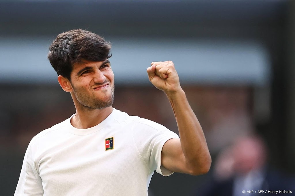 Titelverdediger Alcaraz in vier sets naar vierde ronde Wimbledon