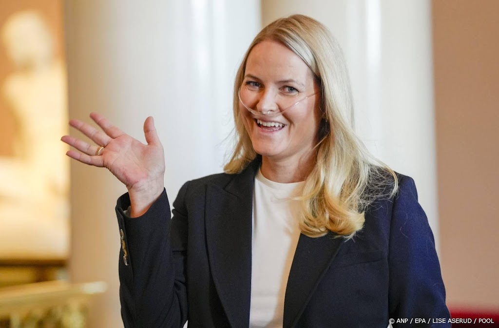 Roxy Dekker draagt nieuwe EP op aan vriendinnen