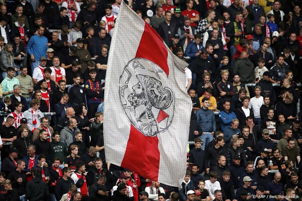 F-side: alleen nog vlaggen van Ajax of Amsterdam in stadion