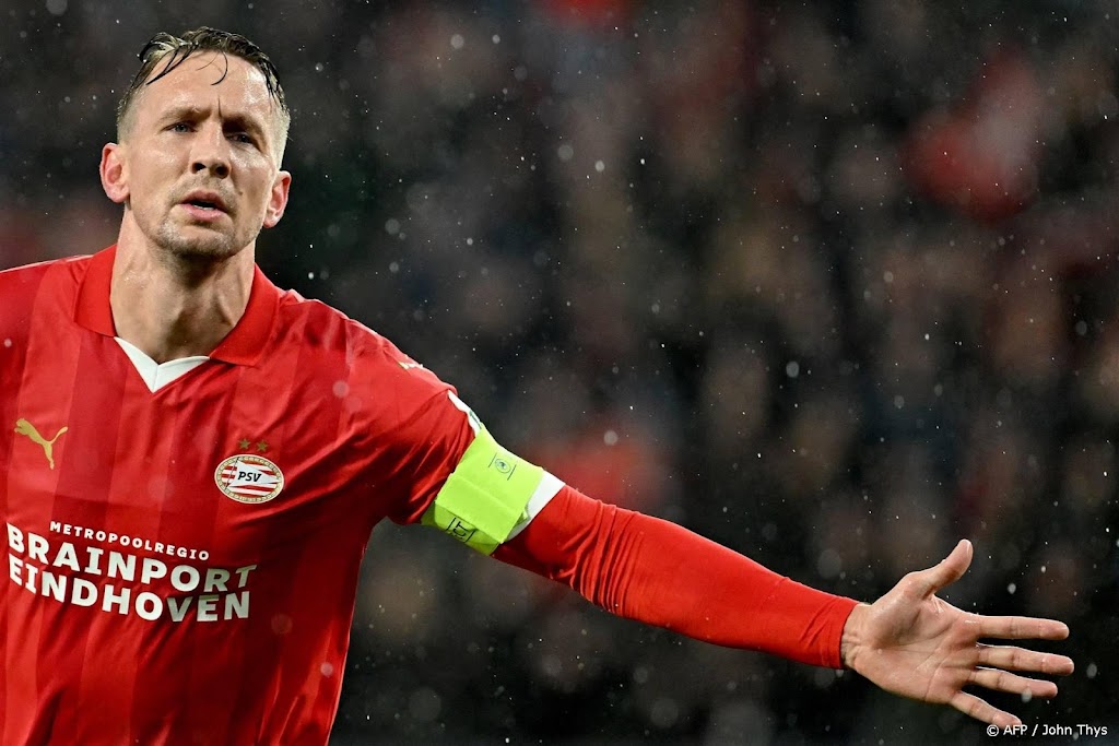 De Jong evenaart Van Nistelrooij met achtste doelpunt in CL