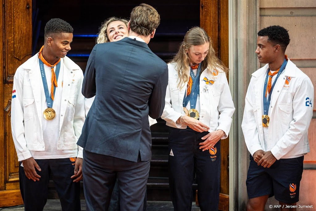 Atleet Omalla veilt zijn gouden olympische medaille van Parijs