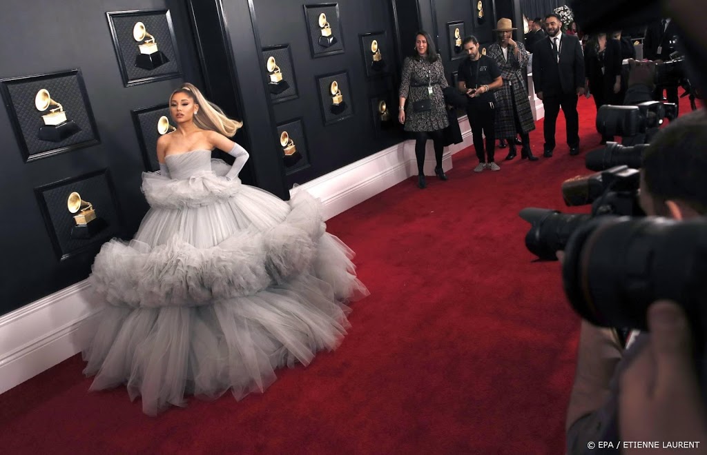 Filmpje opgedoken: Ariana Grande zoent onbekende man in bar