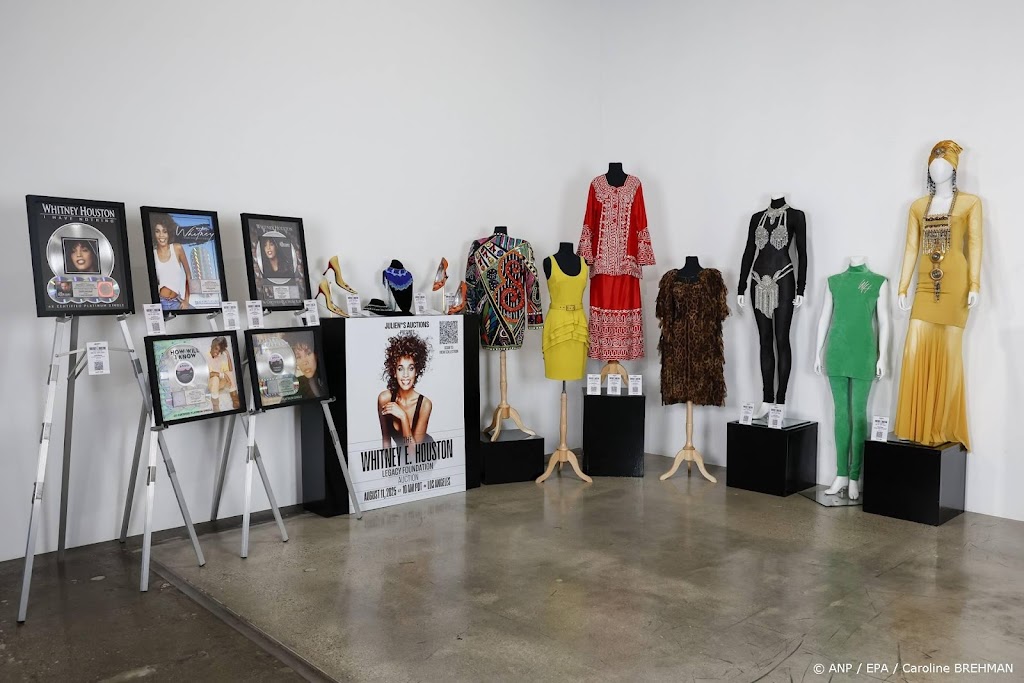 Veiling brengt duizenden euro's op voor kleding van Whitney Houston