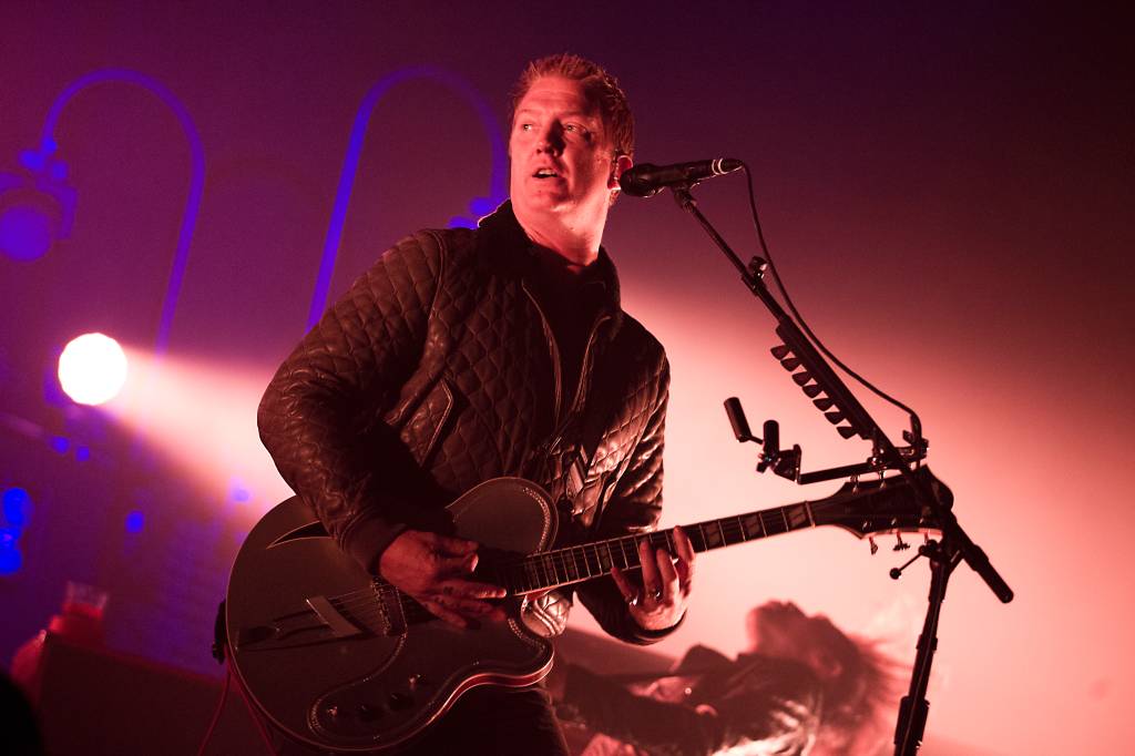 Zanger Josh Homme schopt fotografe bij show