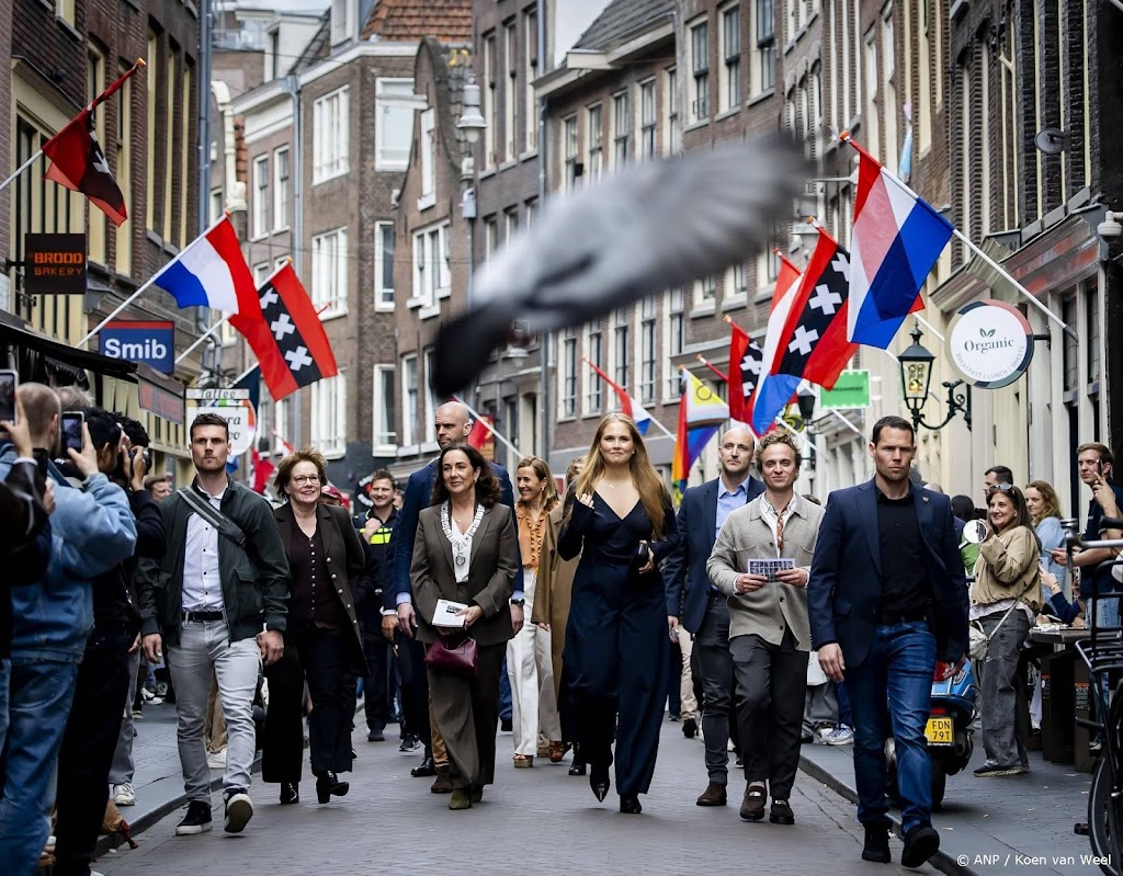 Amalia krijgt compliment op de Zeedijk: 'Knappe meid'