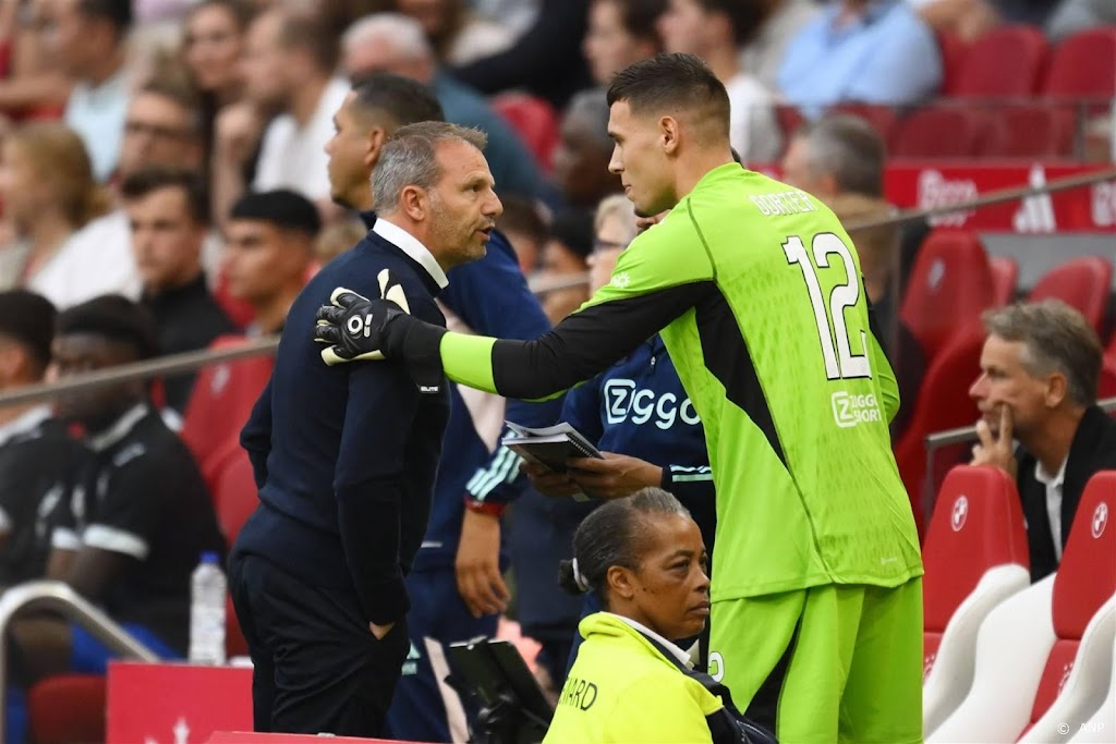 Keeper Gorter verdedigt doel van Ajax tegen Excelsior