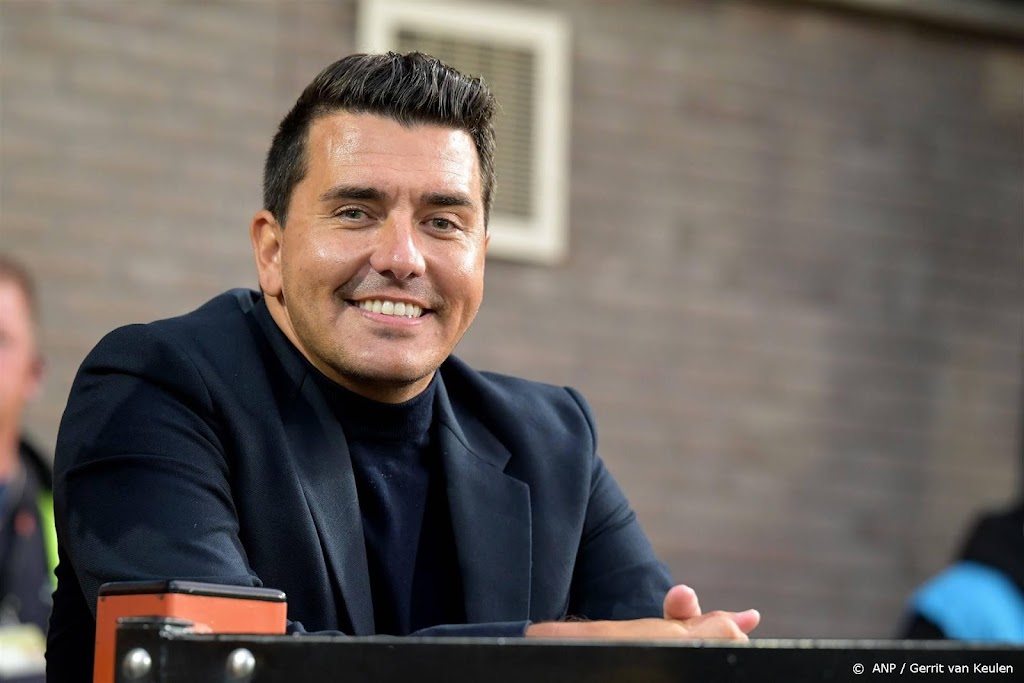 Jan Smit ontvangt prijs voor 100 miljoen views op YouTube-kanaal