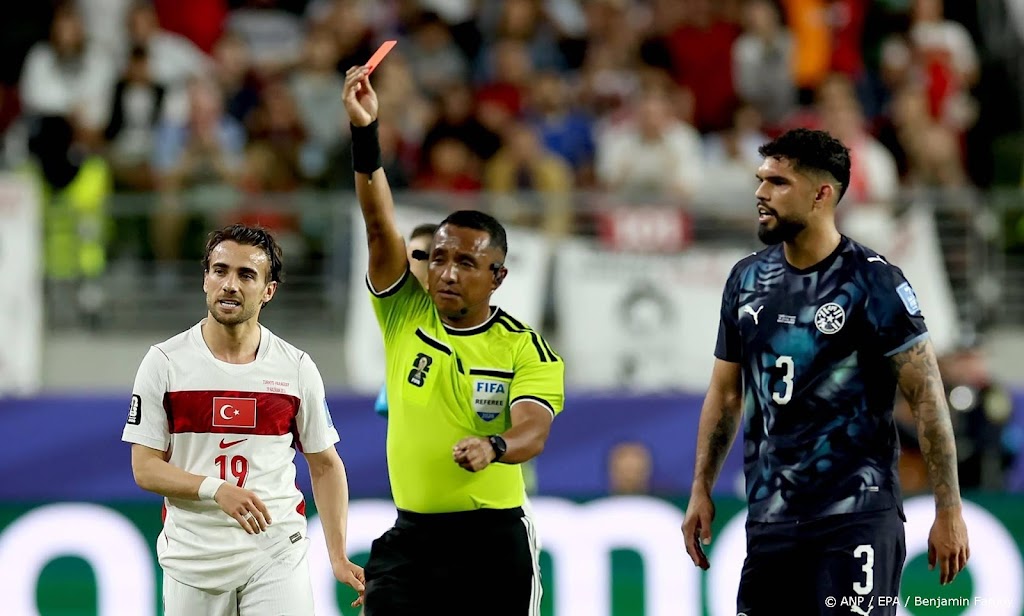 Rode kaart Paraguayaan Almirón na beledigen met hand voor mond