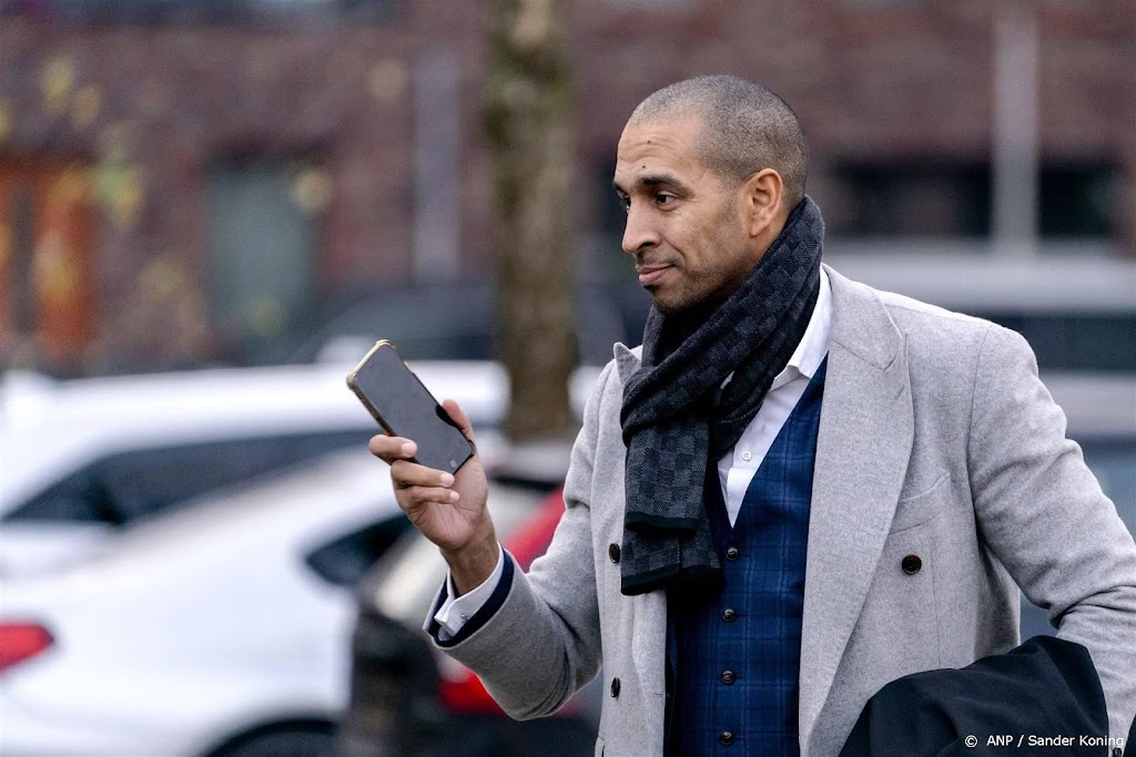 Op1-presentatoren en advocaat Roethof op stroomstootwapentraining