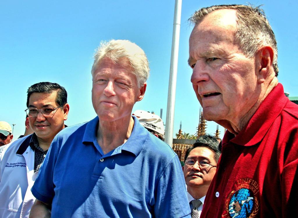 George Bush sr. draagt speciale Clinton-sokken | RTL Boulevard | RTL.nl