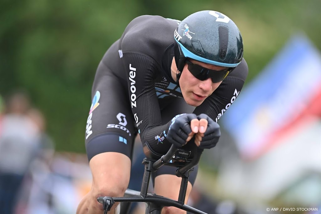 Wielrenner Eekhoff naar ziekenhuis na val in AlUla Tour