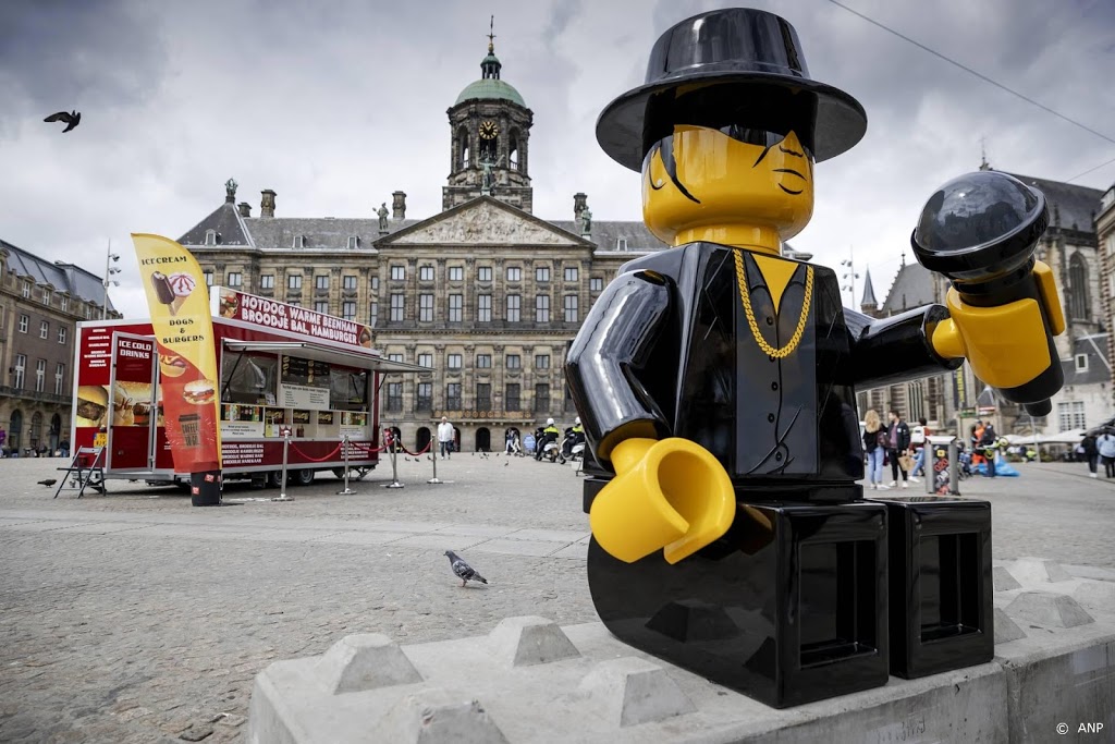 Nieuw LEGO-beeld André Hazes onthuld op de Dam