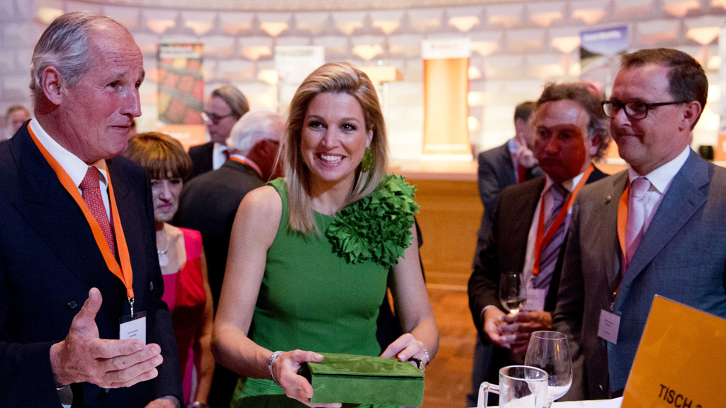 Máxima gooit haren los in Wiesbaden