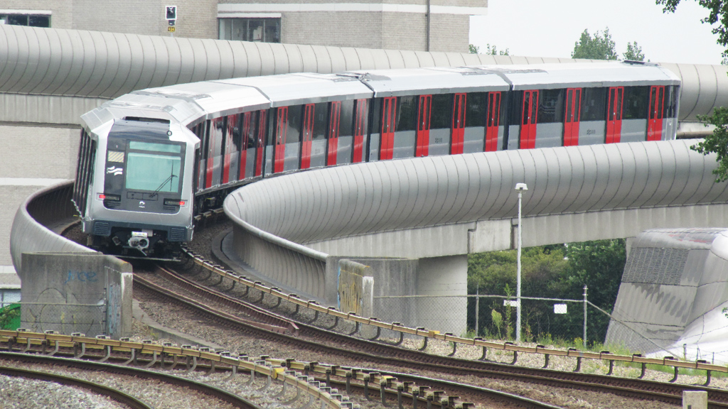 In Amsterdam rijdt nieuwe metro