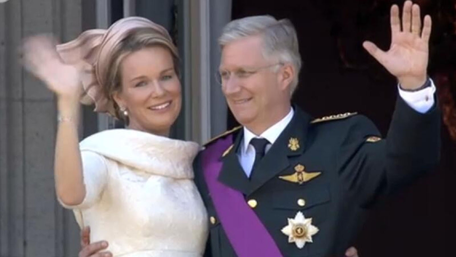 De nieuwe koning zwaait naar zijn volk