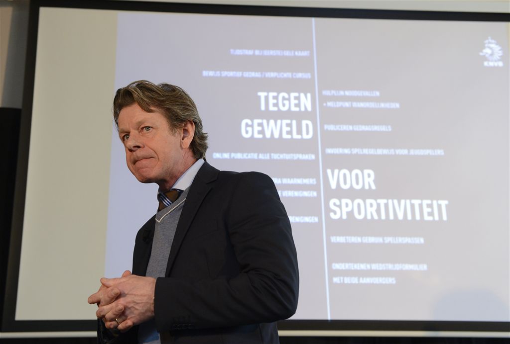 Noodlijn KNVB 66 maal gebeld