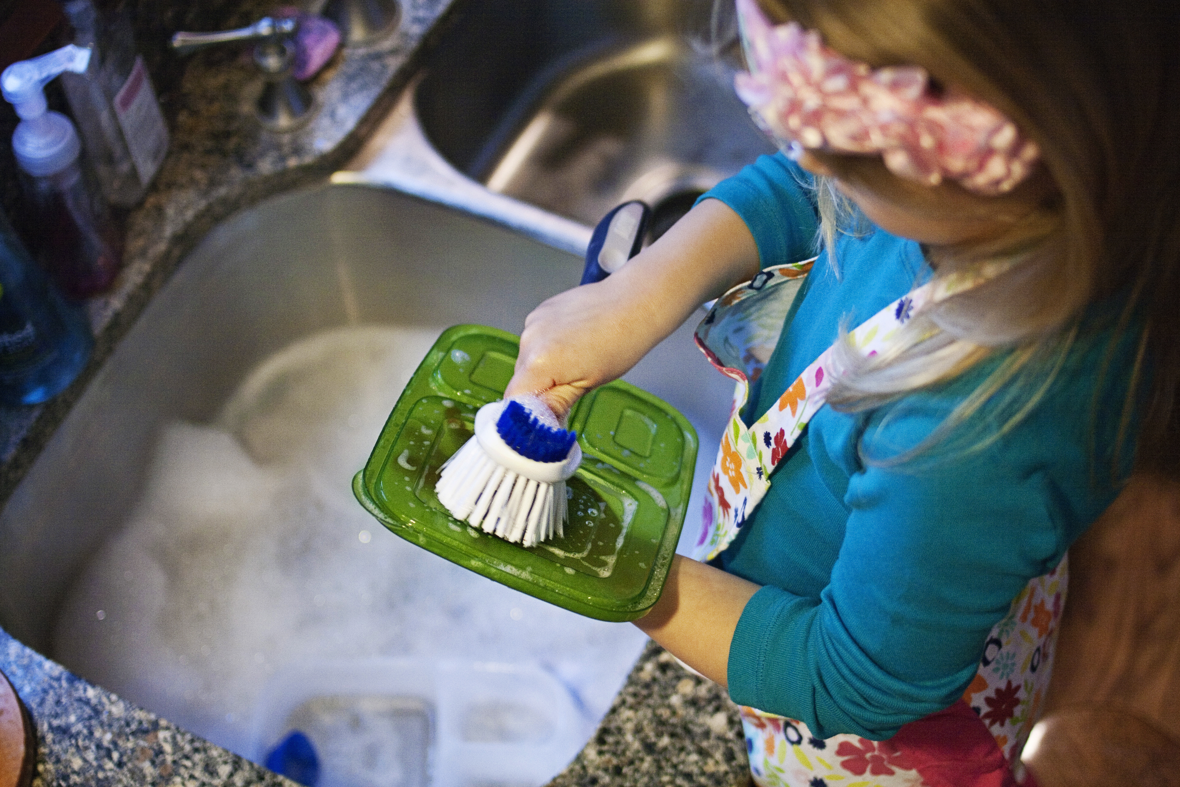 'Ik kan mijn dochter van 6 toch niet de afwas laten doen?'