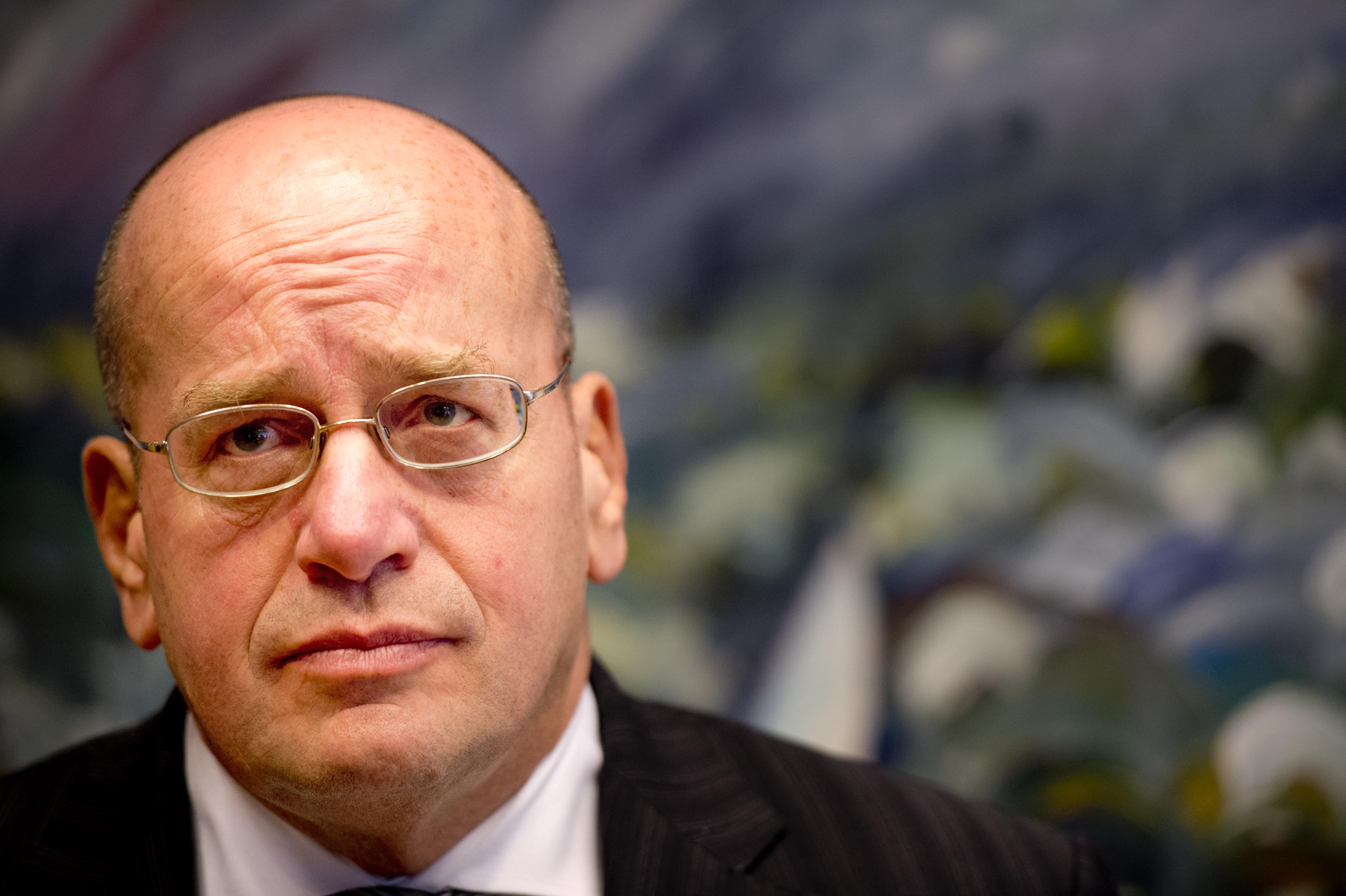 'Teeven moet weigering wapen voor geldlopers beter uitleggen'