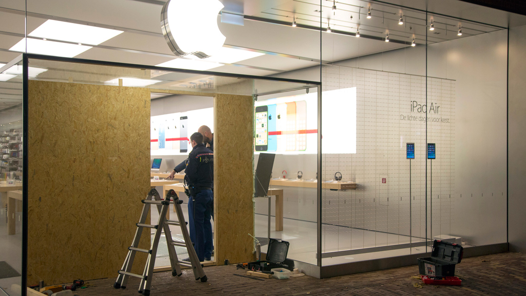 Splinternieuwe Apple Store Haarlem vernield na ramkraak