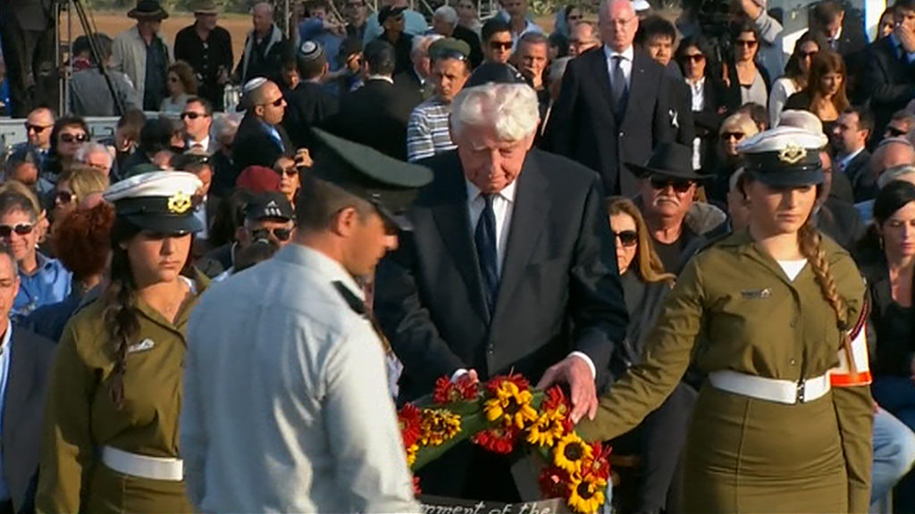 Wim Kok legt krans op graf Sharon