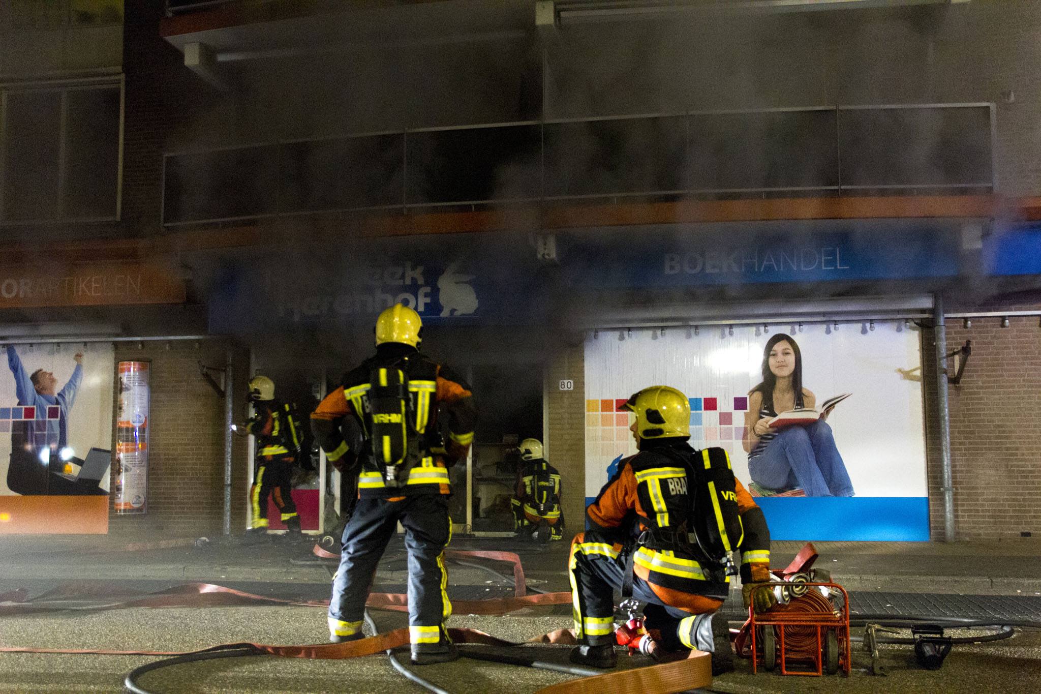 Grote brand verwoest boekenwinkel Alphen