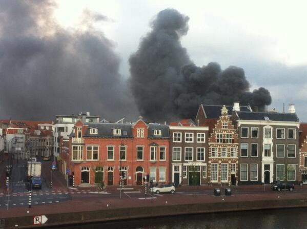 Grote brand in binnenstad Haarlem slaat over