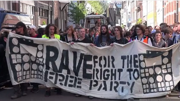 Demonstratie tegen politiegeweld housefeesten