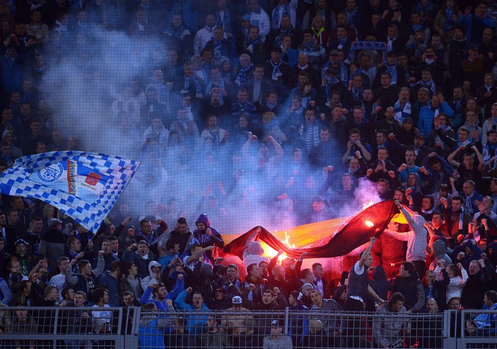 Fans Zenit bestormen veld