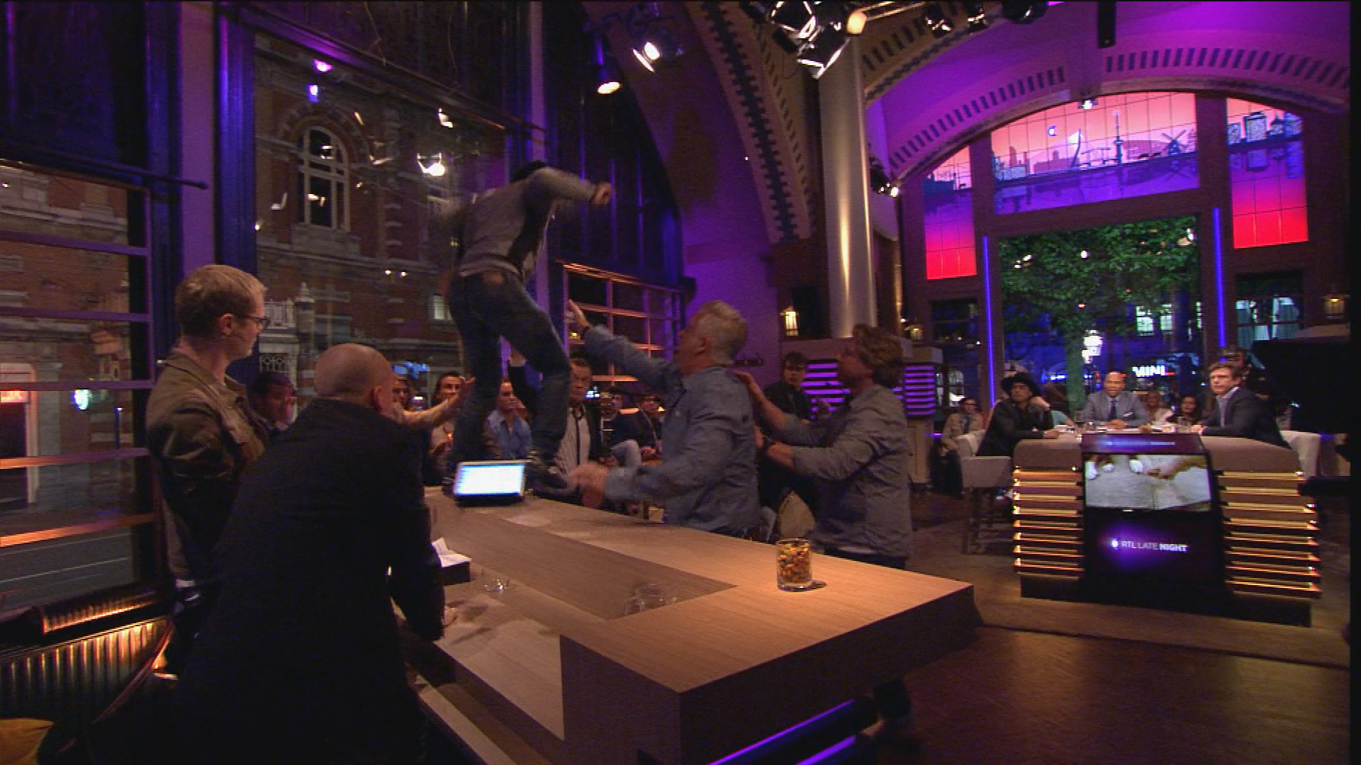 RTL Late Night doet aangifte tegen tafelspringer | RTL Nieuws | RTL.nl
