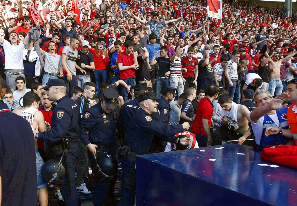 Supporters vallen van tribune in Spanje