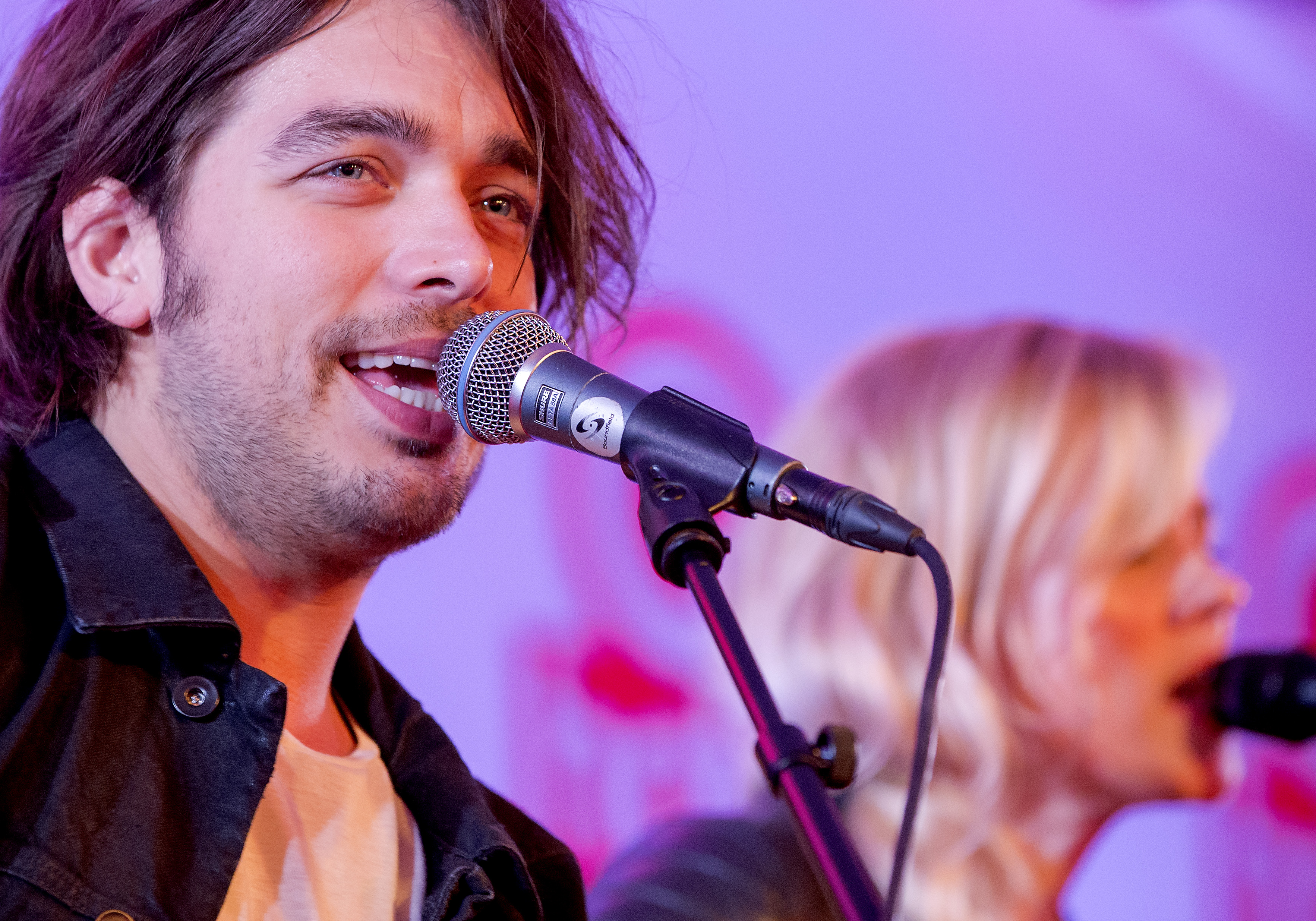 Waylon zingt titelsong Surprise Surprise