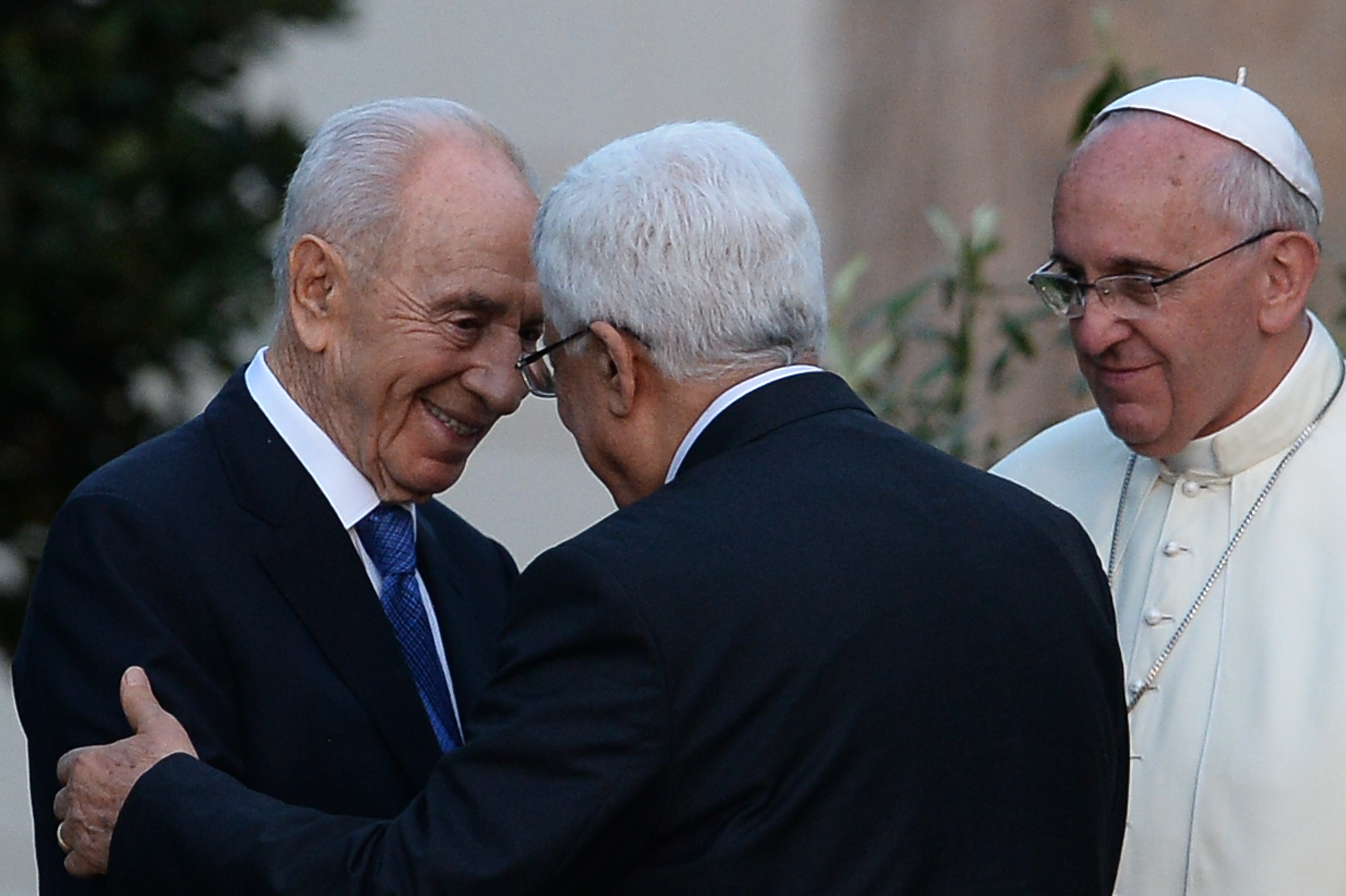 Historische omhelzing Peres en Abbas