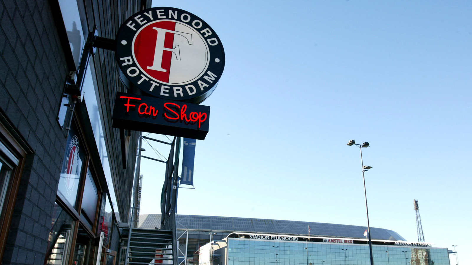 Moeder gepakt die baby achterliet in Feyenoord-fanshop