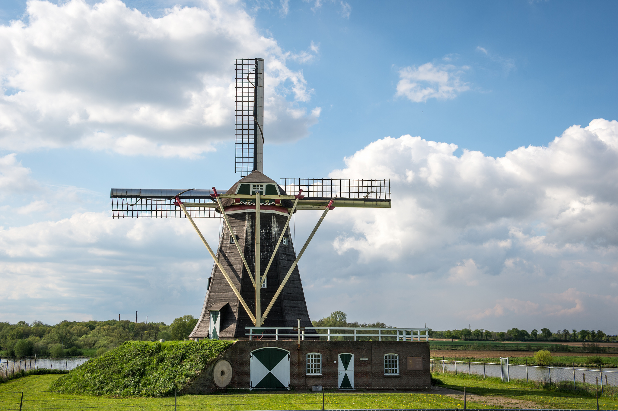 Eeuwenoude molen verhuist