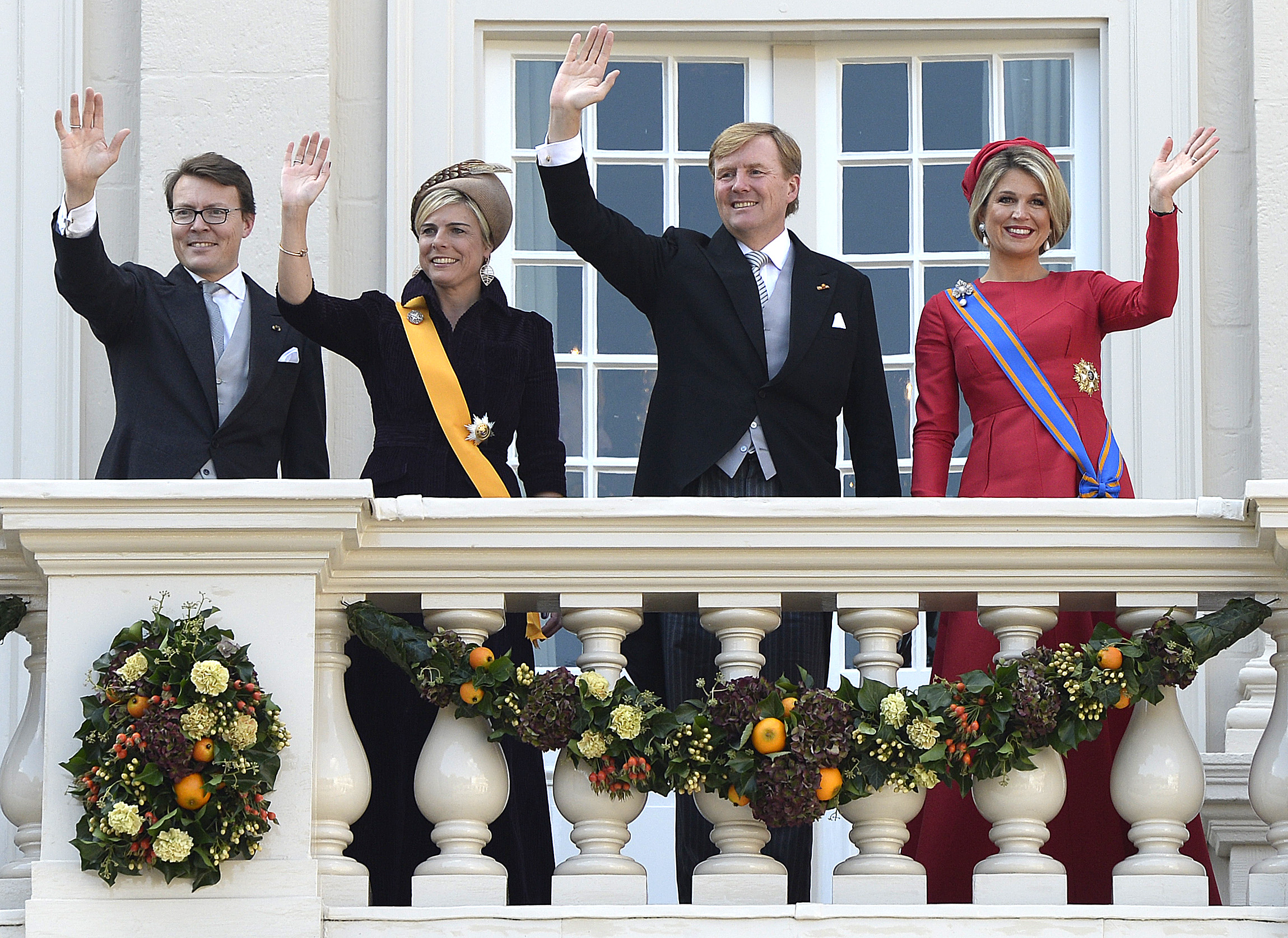 Willem-Alexander en Máxima zwaaien vanaf balkon