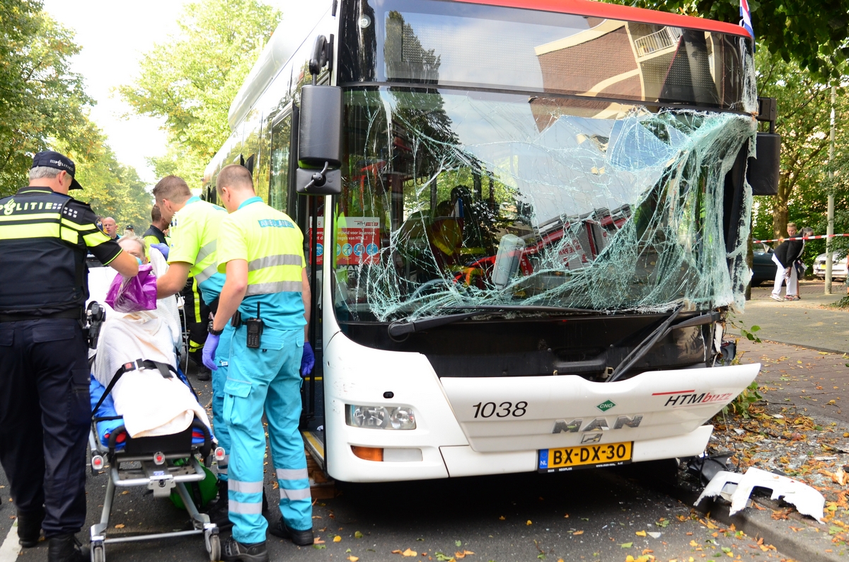Bus rijdt tegen boom in Den Haag, zeker twintig gewonden