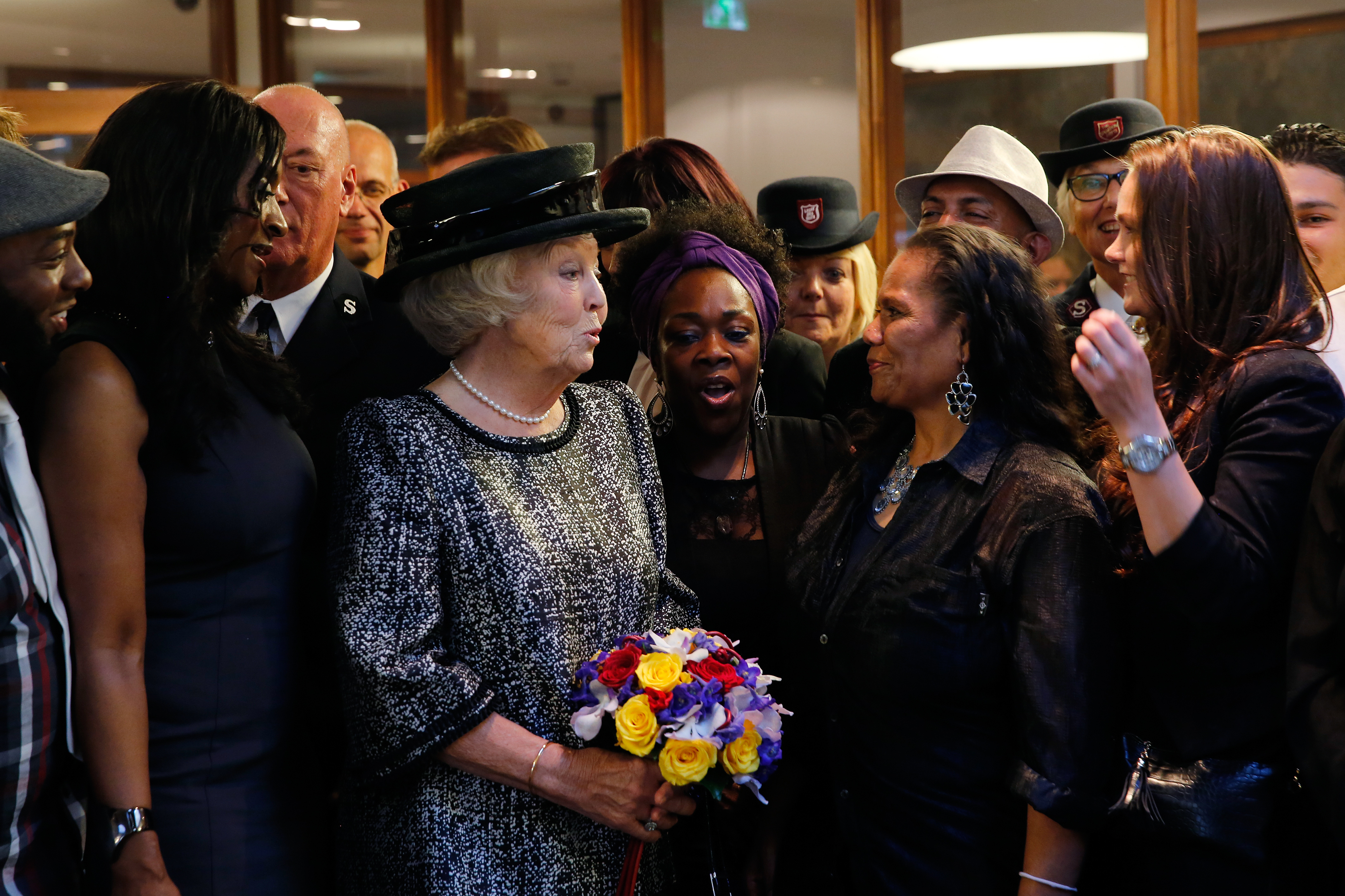 Beatrix tussen de daklozen op de Wallen