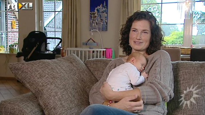 Boerin Agnes dolgelukkig met kersvers gezin