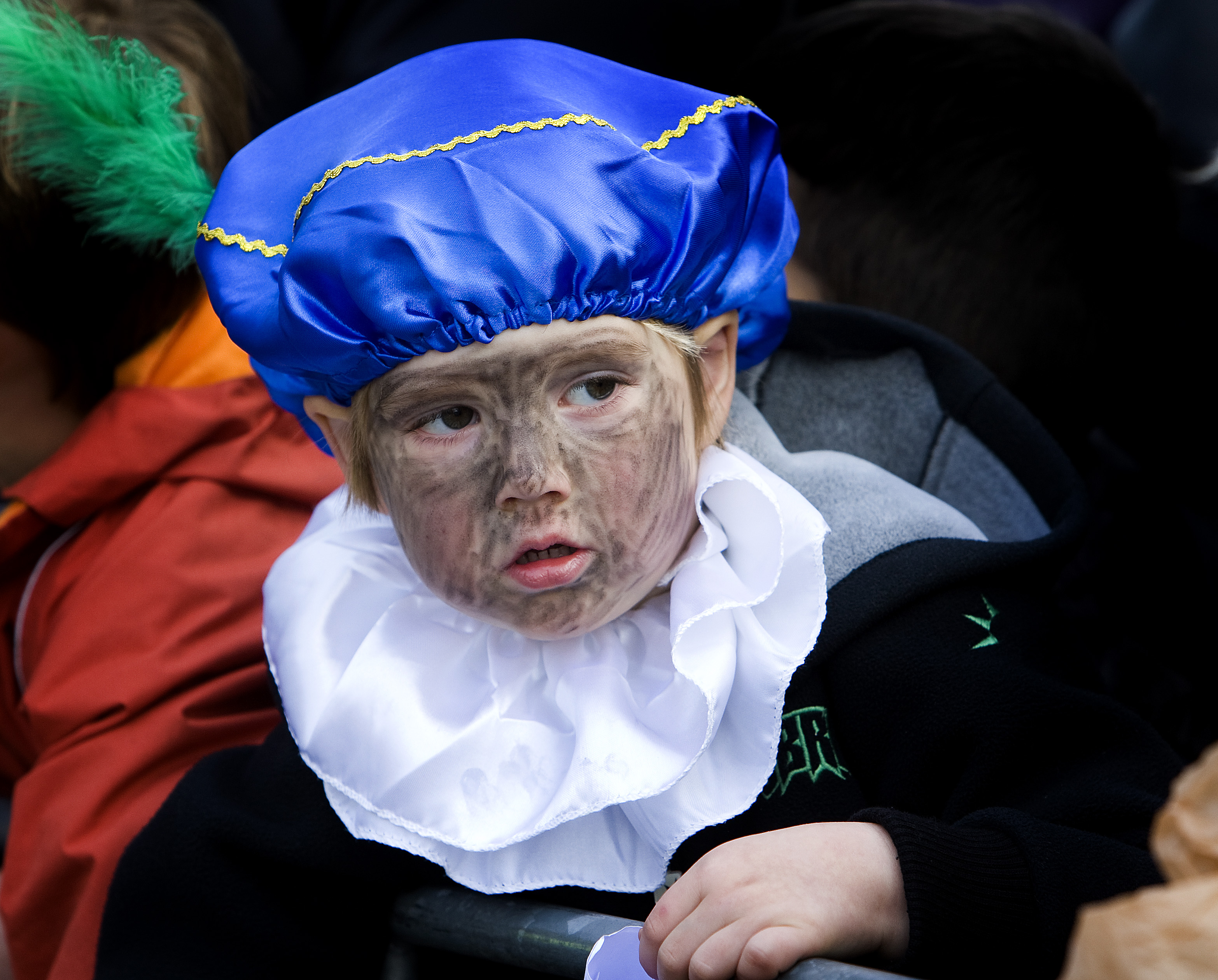 Amsterdamse pieten met roetvegen in het gezicht