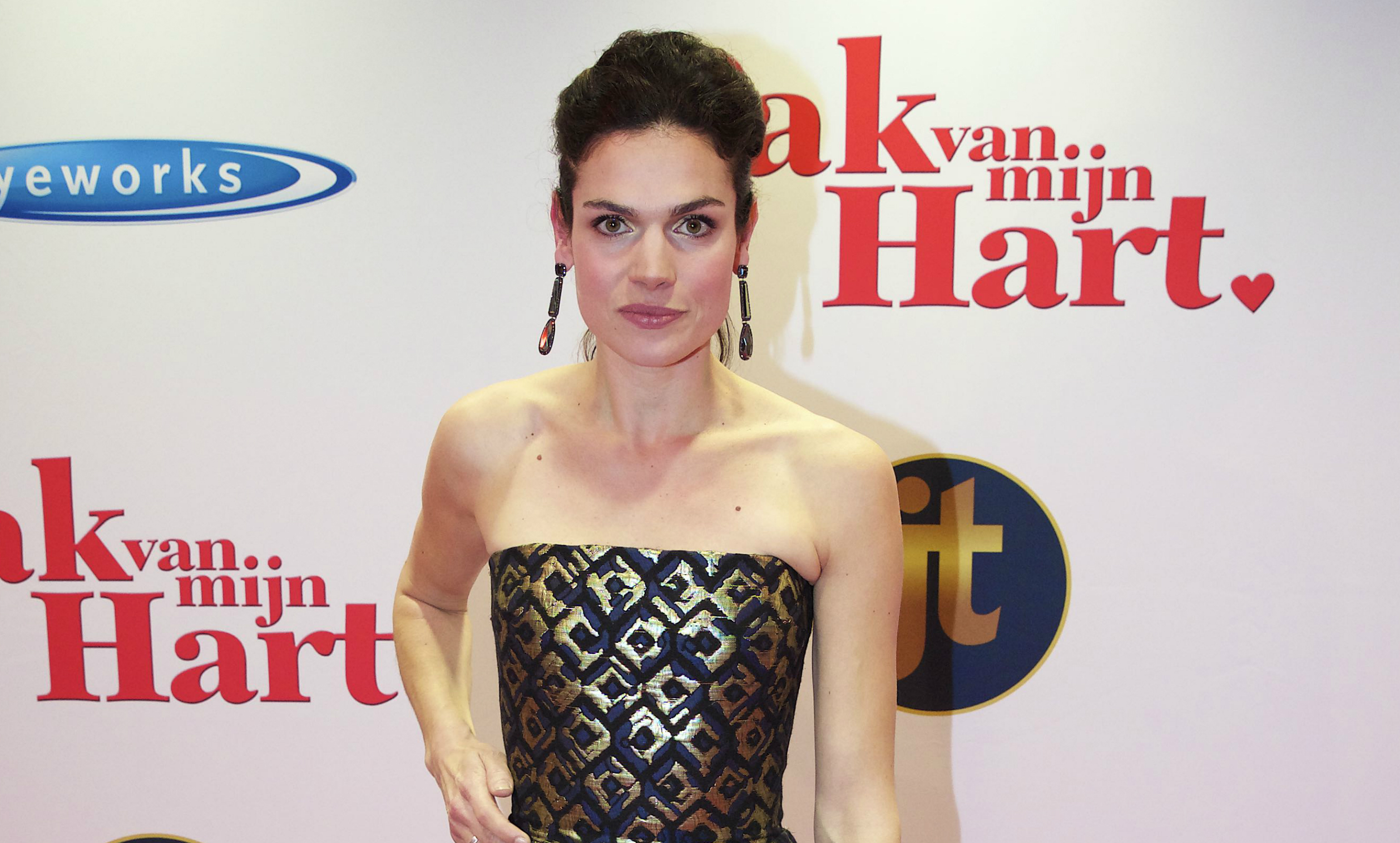 Anna Drijver breekt pols