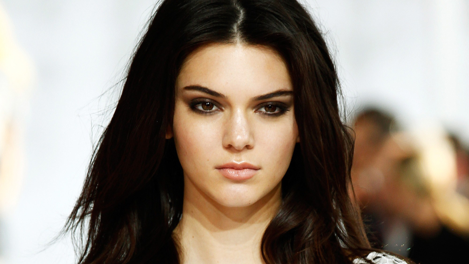 Kendall Jenner slaat zoenende fan van zich af