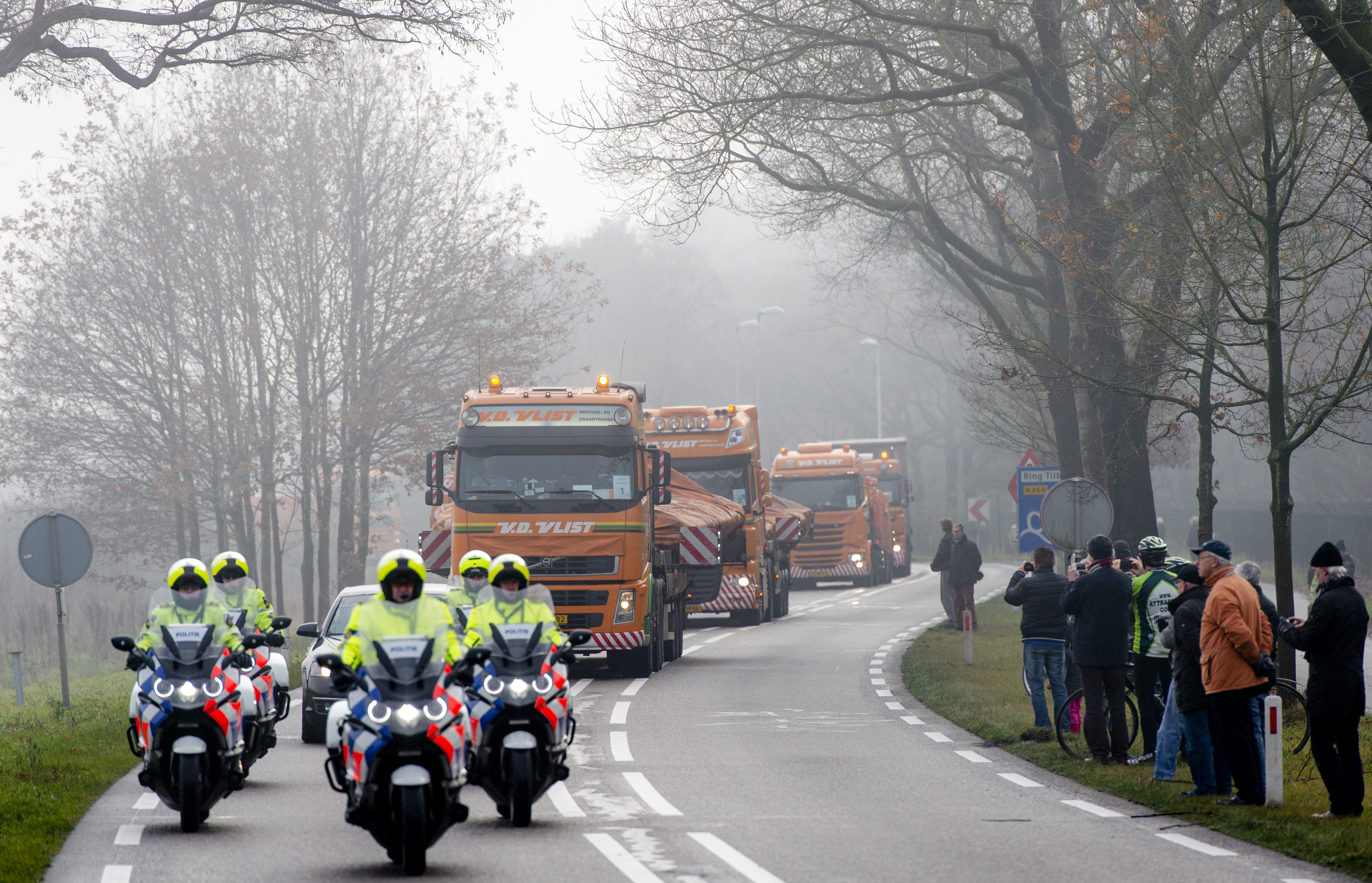 Nabestaanden MH17-ramp bekijken wrakstukken