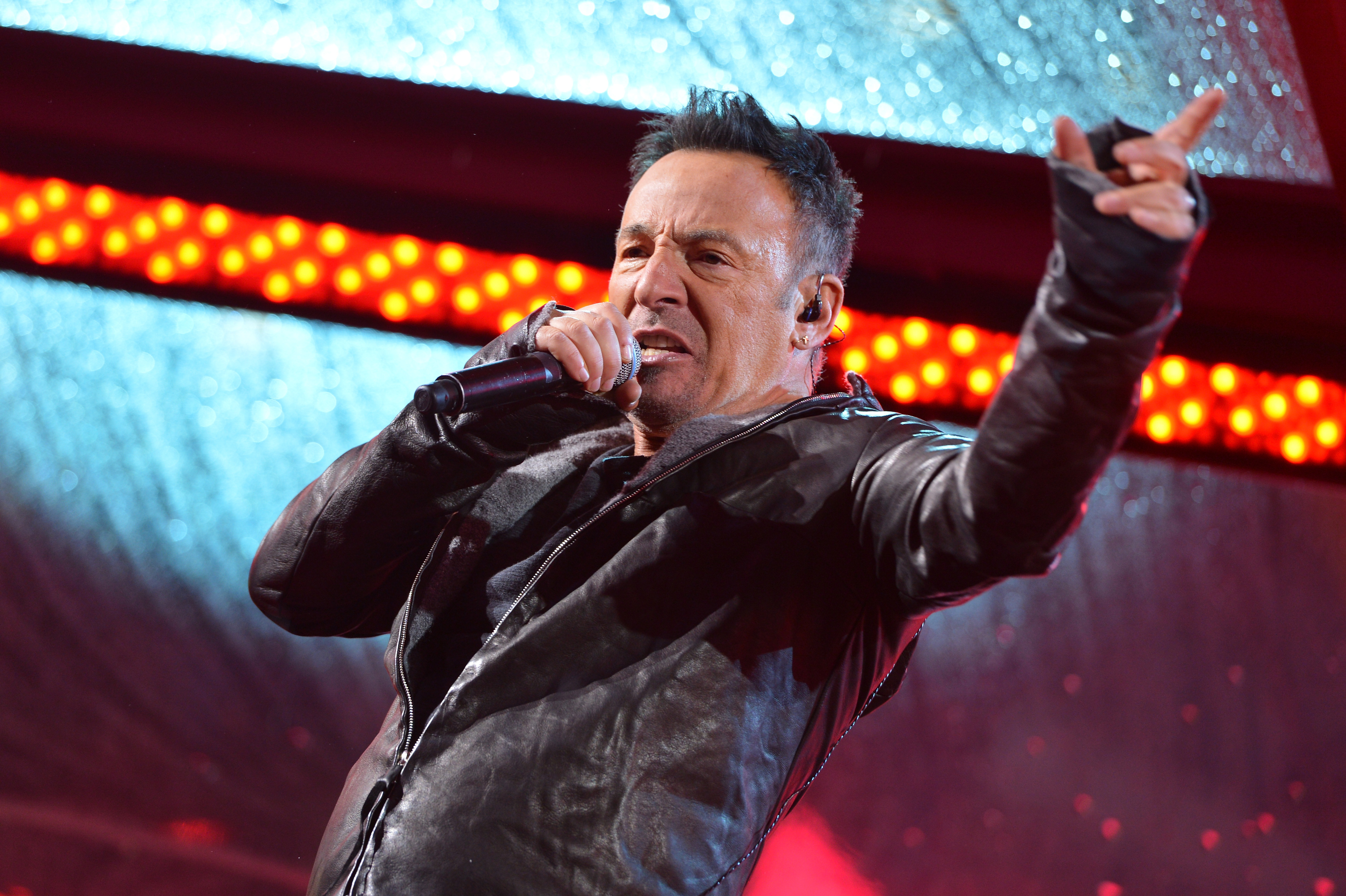 Video: Bruce Springsteen eert Glenn Frey met breekbare tribute