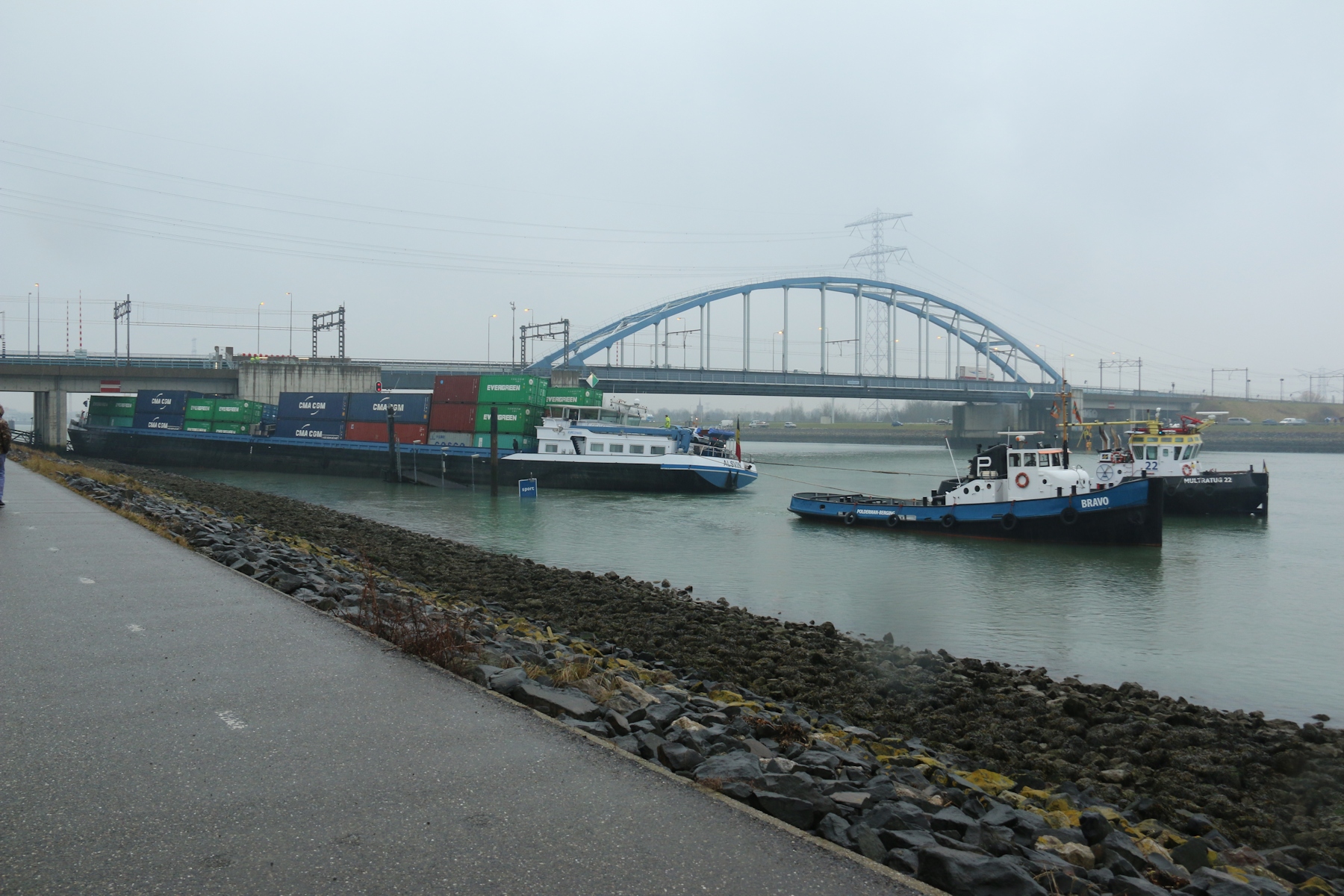 Vastgelopen containerschip vlotgetrokken