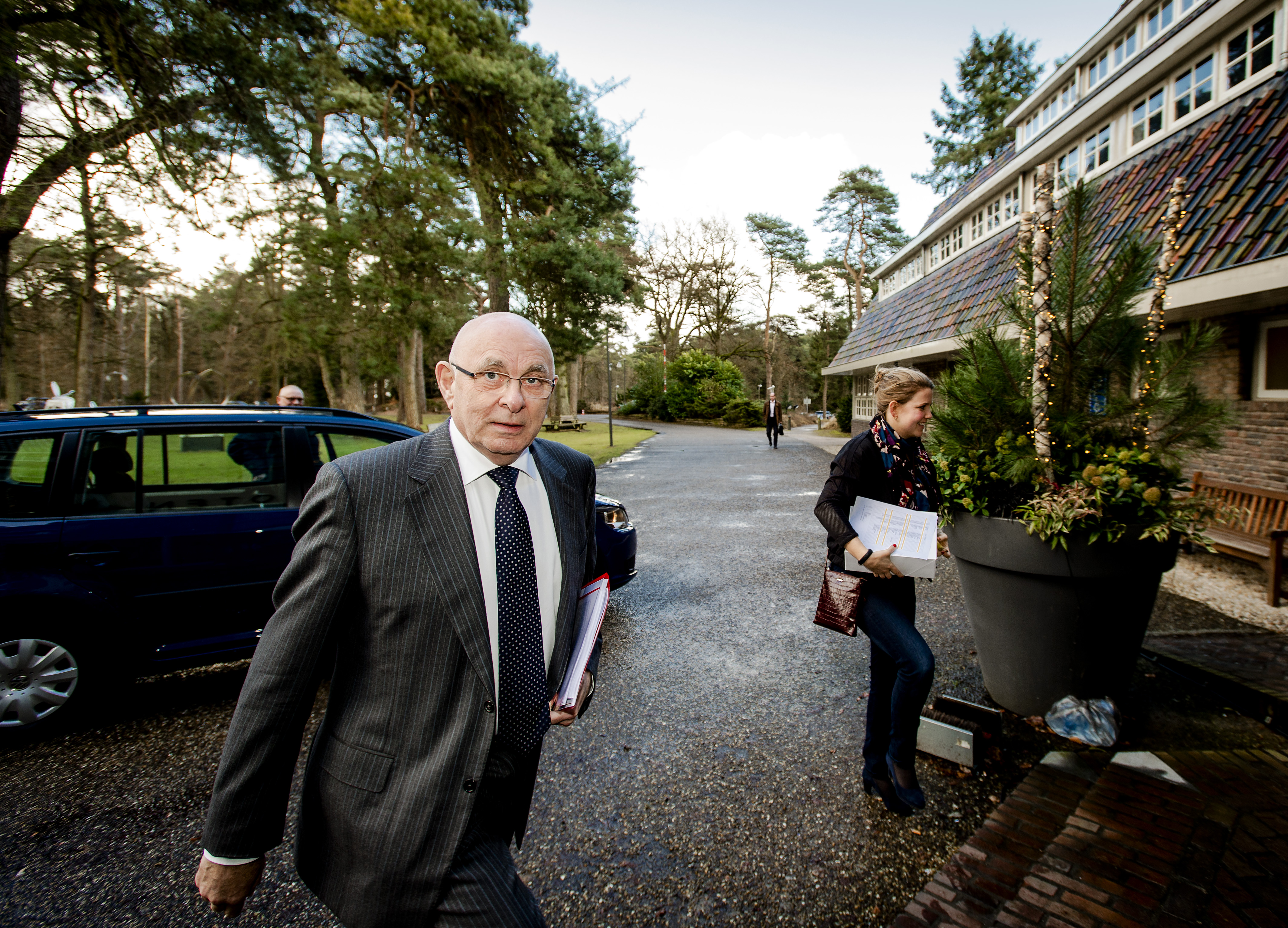 Van Praag gebruikt 4 ton in strijd tegen Blatter