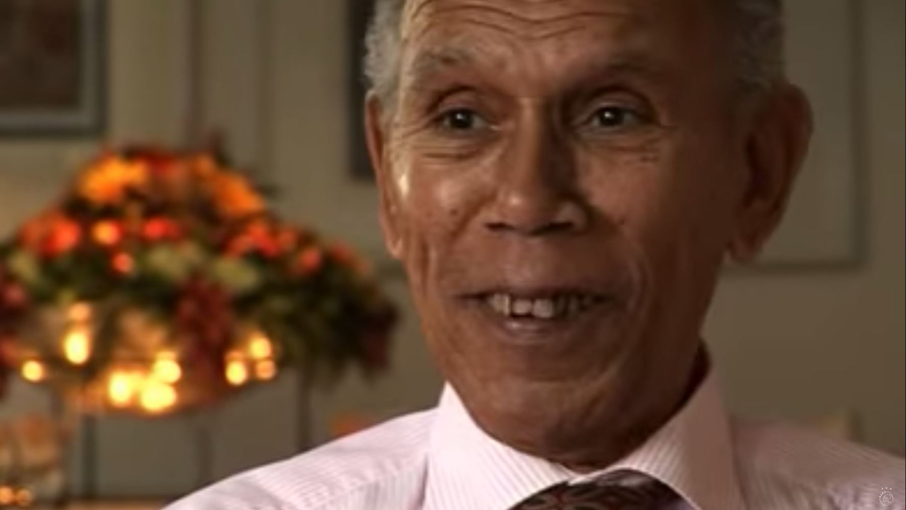 Voetbalcommentator Hugo Walker (81) overleden