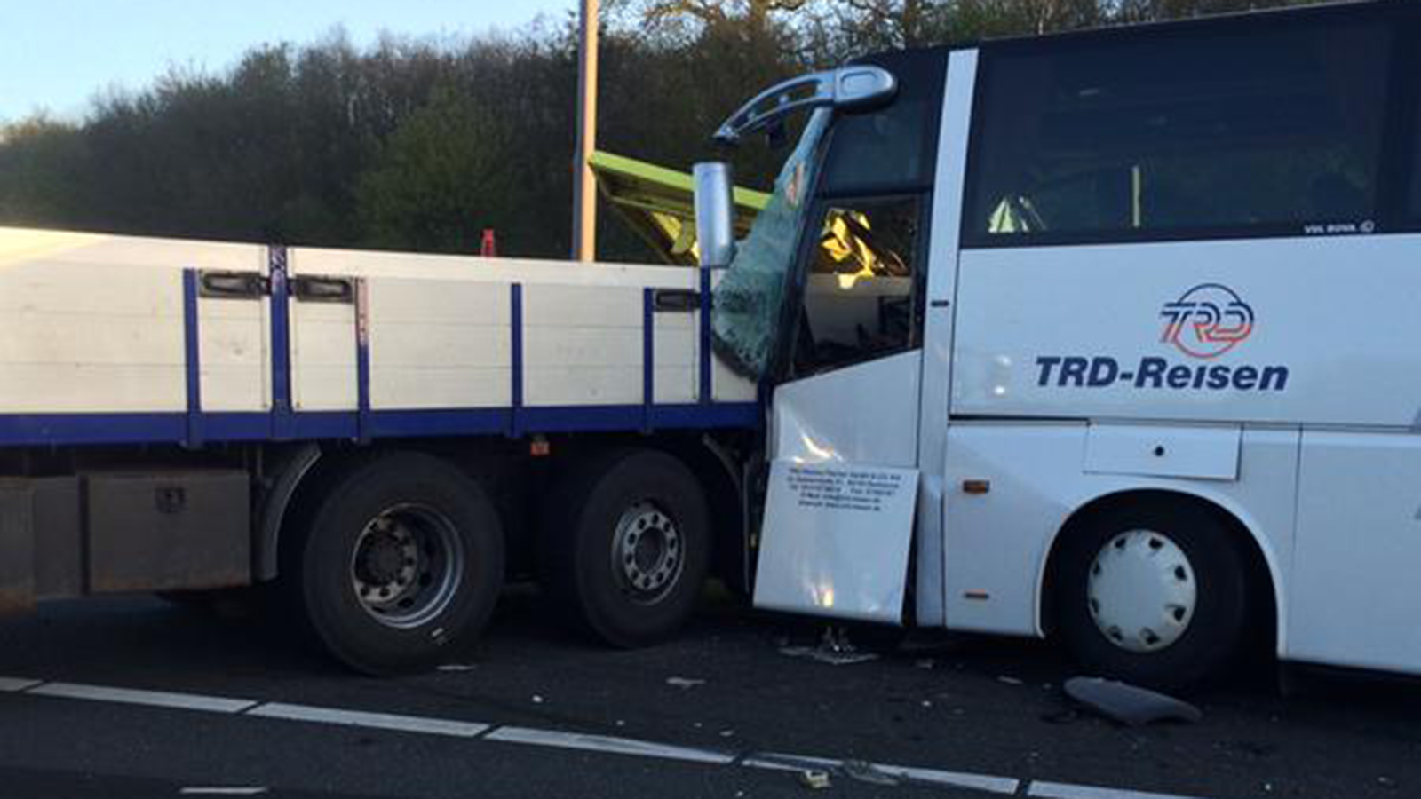 Auto weginspecteur aangereden op A1