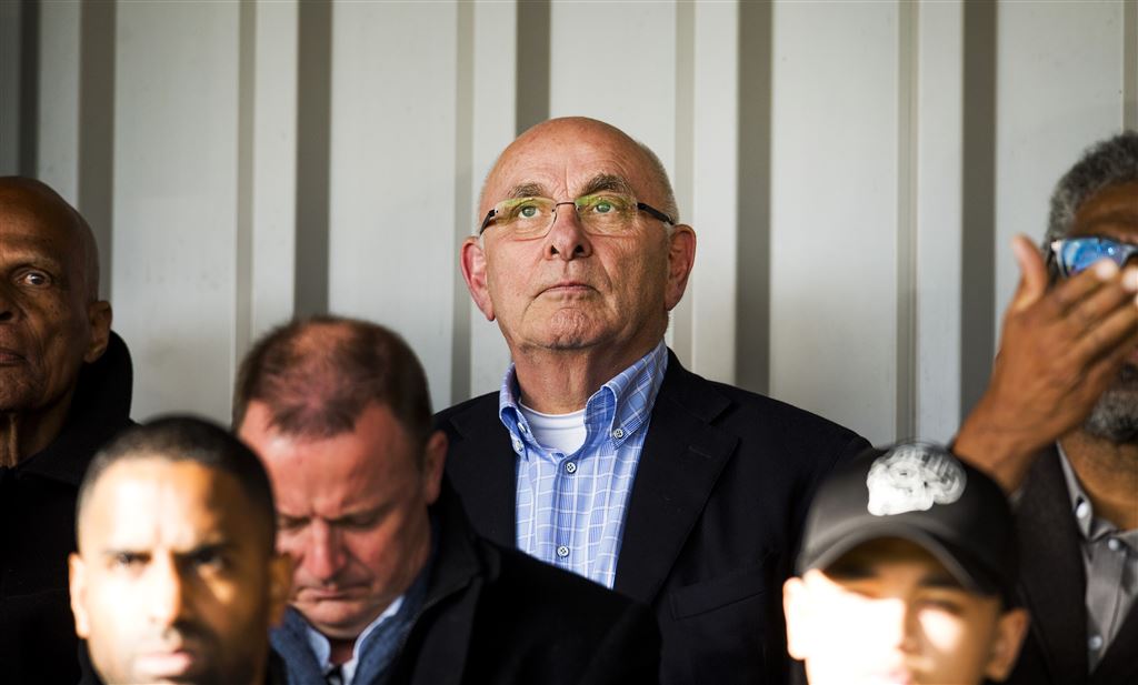 Van Praag trekt rookgordijn op